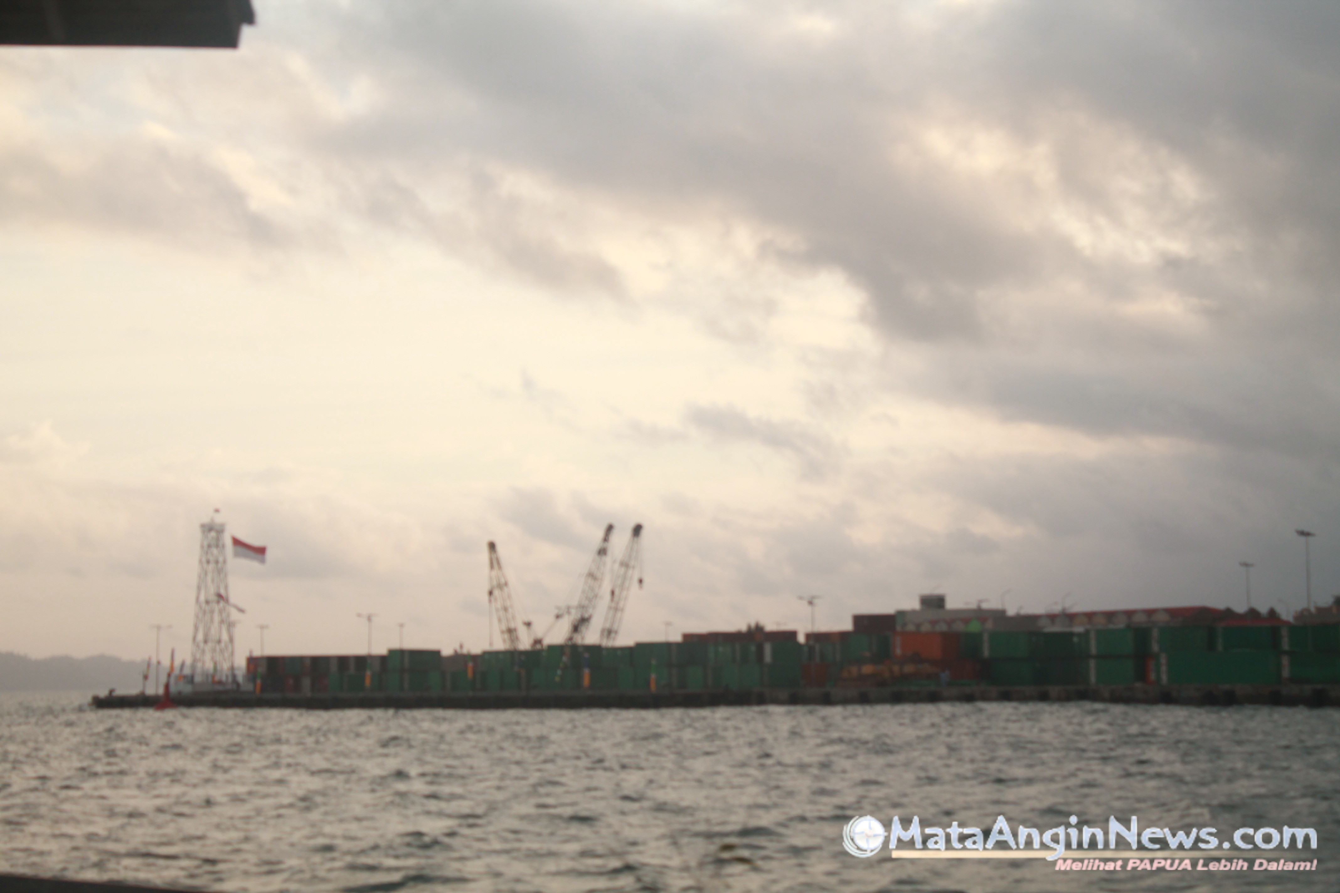 PROYEK PEMBANGUNAN PELABUHAN FAKFAK SEBAGAI MODEL BARU PENYEDOTAN ...